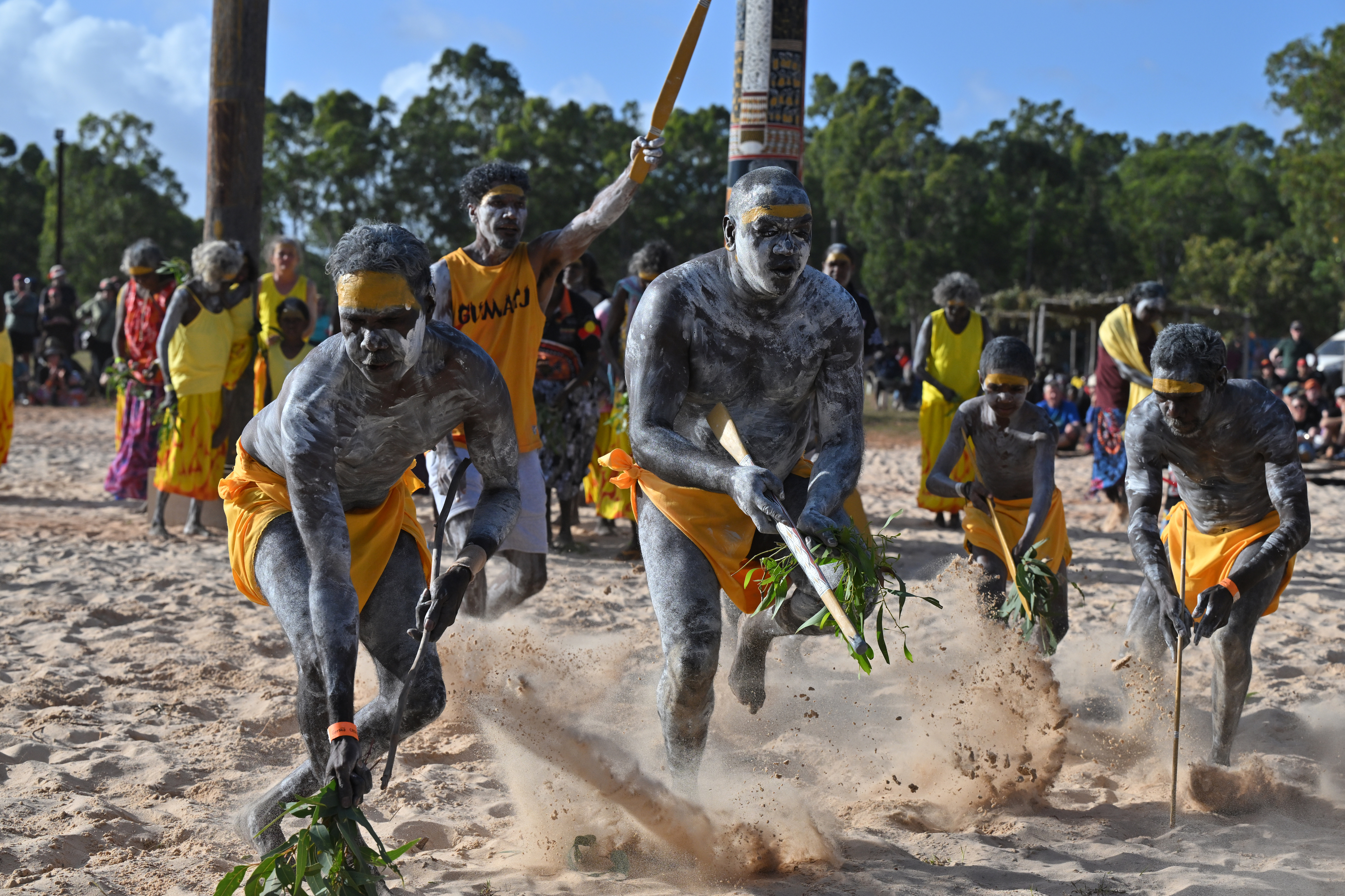 Yolngu clans honour Gumatj leader Yunupiŋu during ... | National ...