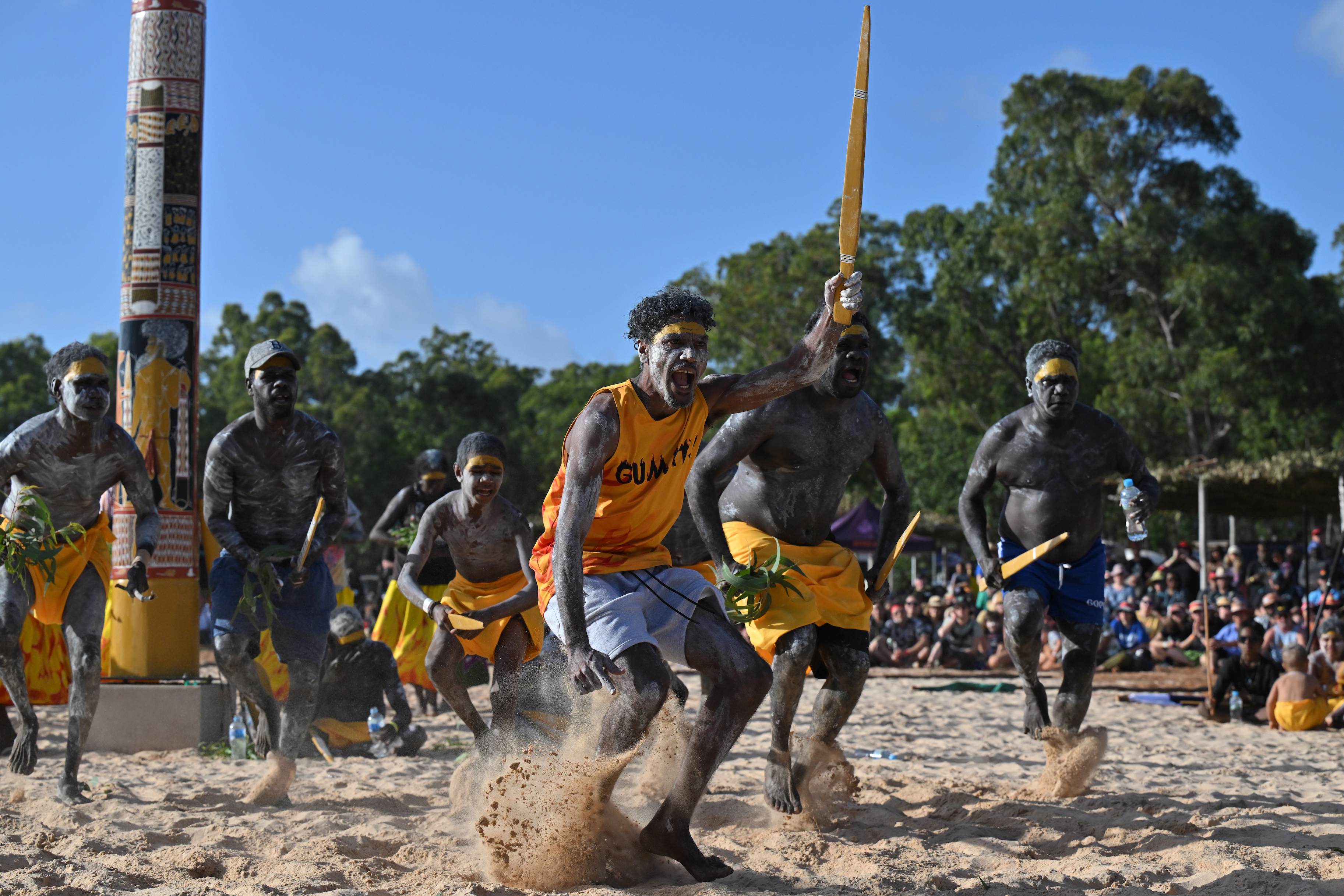 Yolngu clans honour Gumatj leader Yunupiŋu during ... | National ...