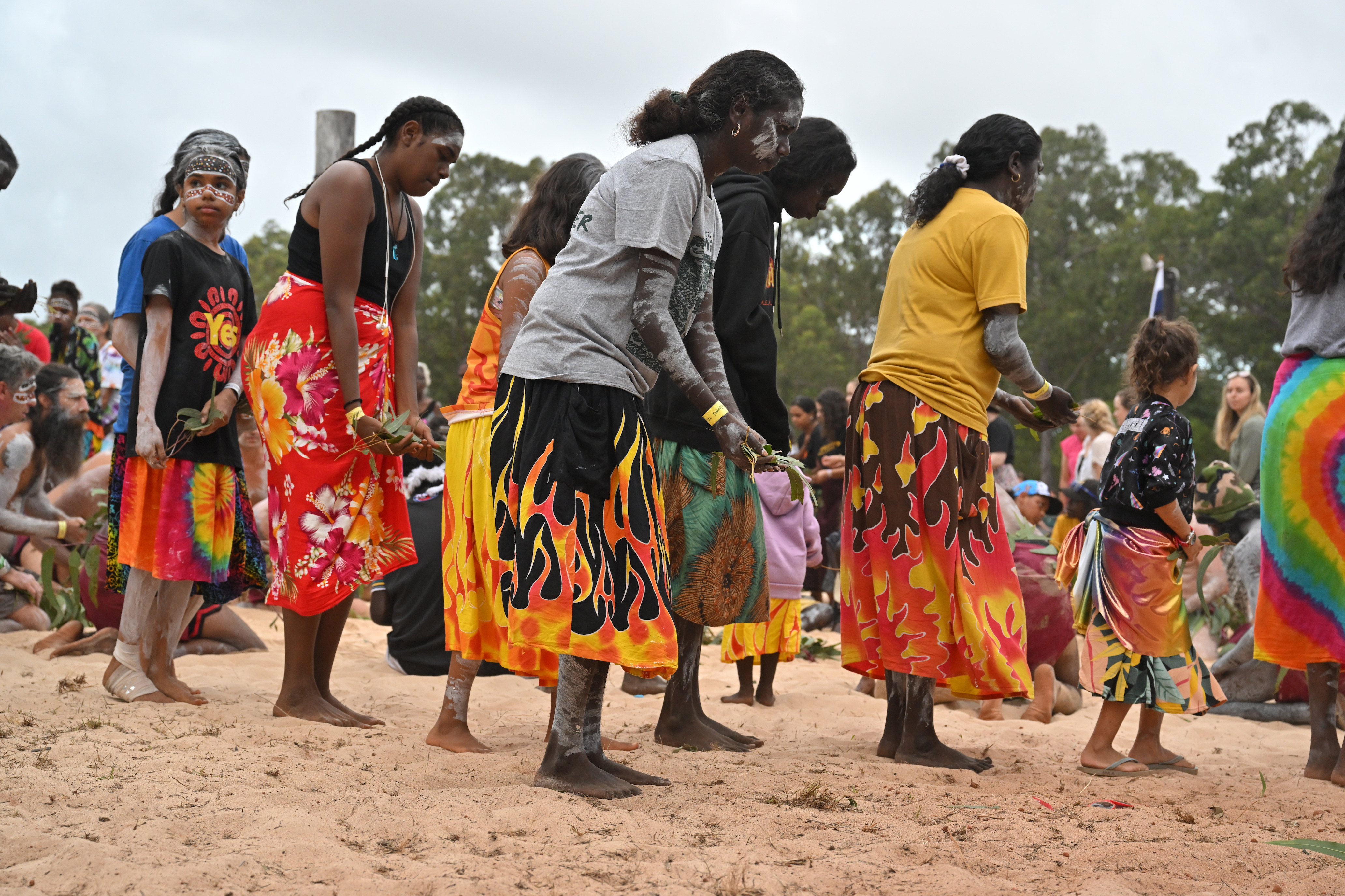 Yolngu clans honour Gumatj leader Yunupiŋu during ... | National ...